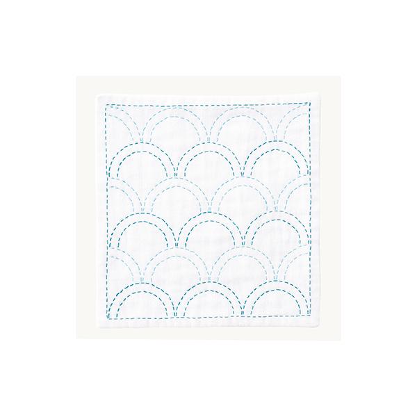 <出来上がり寸法>約縦20cm×横20cm<キット内容>●防臭ガーゼ（綿１００％／スリット糸ミューファン使用）●25番刺しゅう糸（綿１００％）●刺し子針●作り方説明書<備考>図案は布にプリント済み。３重ガ...