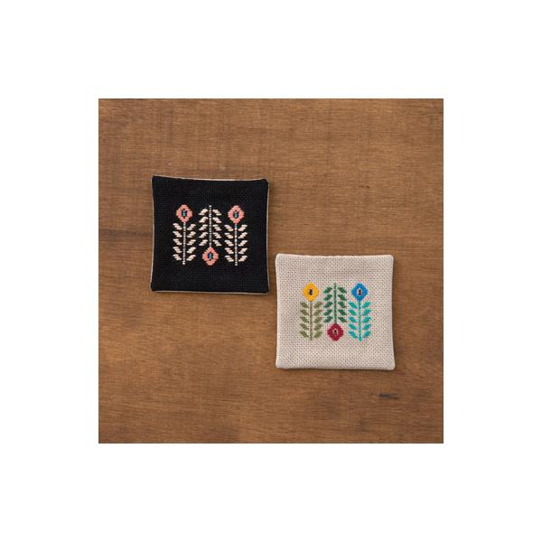 初〜中級<出来上がり寸法>約縦9.5cm×横9.5cm<キット内容>こぎん糸（綿100%）オリムパスNo.1100コングレス（綿100%）2色こぎん針図案付説明書裏布付き<用意するもの>縫い糸縫い針はさみ...