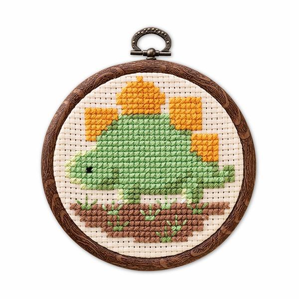 初級者向けクロス・ステッチキットで定番な「かんたんクロス・ステッチ」のシリーズに新柄が追加。14ケのデザイン展開でお好みのデザインをお選びいただけます。専用フープ付きで作り終えた作品はフープに仕立ててインテリアとして飾れます。【初級者おすす...