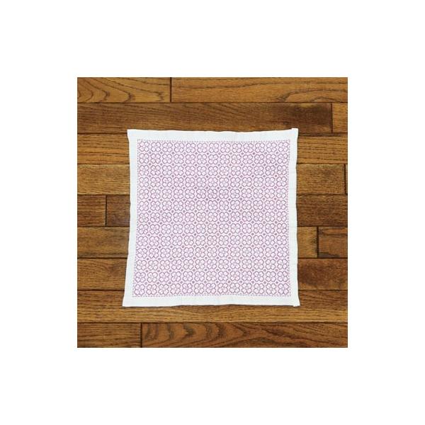 「一目刺し」とは、刺し子の技法のひとつで、一定の針目で縦、横、斜めと同じ方向を順に刺していく技法です。コースターやふきんなど、身近なものから刺し子を取り入れて、日々の暮らしに彩りを添えてみませんか。<出来上がり寸法>約縦34cm...