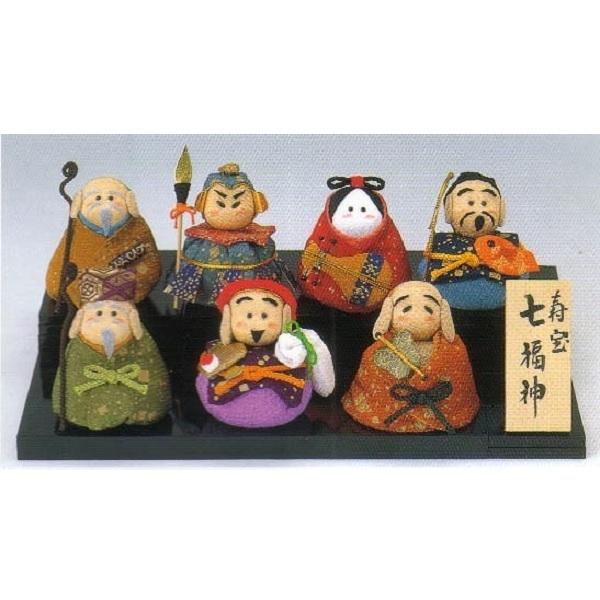 ちりめんで作るかわいい七福神に延寿・招福の願いをこめて、手づくり小物で日々の生活を彩りましょう。金屏風（ＮＦ−４００５）、黒台（ＫＤ−３）は別売です。商品詳細サイズ 約幅6x高さ7cm（1ケ）ホビータイム 240分