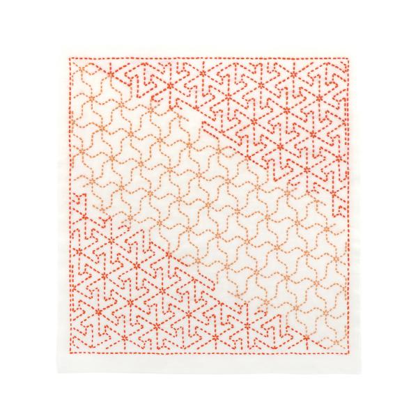 伝統文様と、伝統的な配色のかさねの色目から着想を得て現代風にデザインした刺し子花ふきんです。功徳や円満の意味を持つ文様と、鮮やかに色づく紅葉を連想させる色を組み合わせました。初級〜中級者向け＜出来上がり寸法＞約縦34cm×横34cm＜キット...