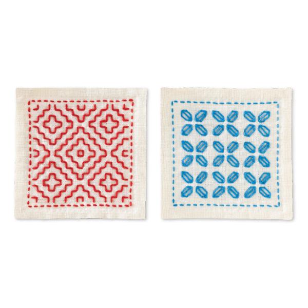 初級（スターター）刺し子をはじめてみたい方にオススメ！STEP1 簡単なタテ・ヨコの柄からスタートできる初心者向けキットです。STEP2 ナナメをプラスした柄に挑戦してステップアップすることができます！＜出来上がり寸法＞各約縦10cmx横1...