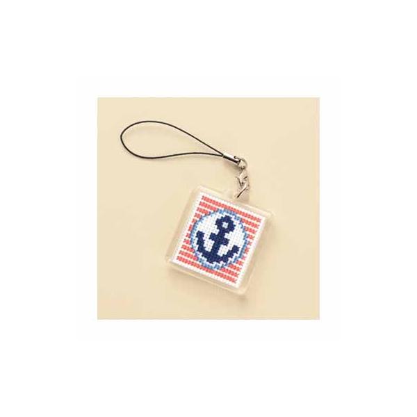 <出来上がり寸法>本体/全長約11cmアクリルケース外径：縦4.2cmx横3.9cmx幅0.6cm、内径：縦3.5cmx横3.3cm<キット内容>25番ししゅう糸No.3900布 アイーダ(白)ストラップ台紙クロス針...