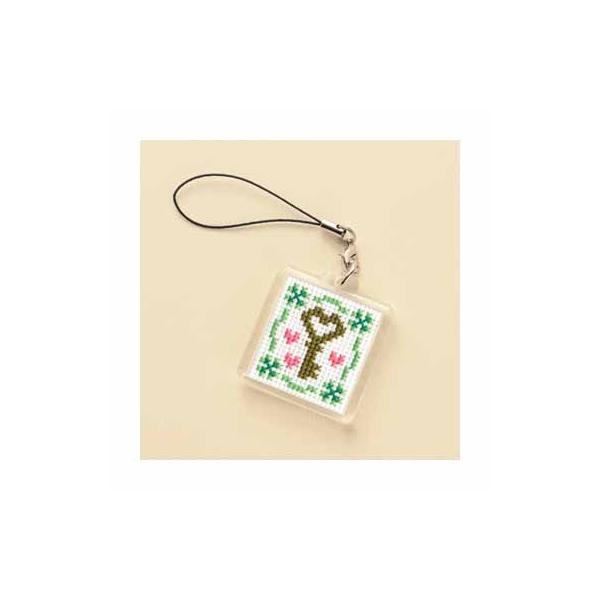 <出来上がり寸法>本体/全長約11cmアクリルケース外径：縦4.2cmx横3.9cmx幅0.6cm、内径：縦3.5cmx横3.3cm<キット内容>25番ししゅう糸No.3900布 アイーダ(白)ストラップ台紙クロス針...