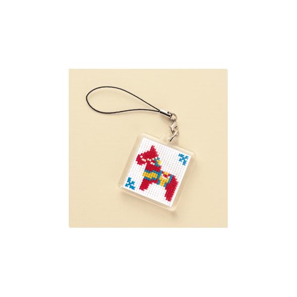 <出来上がり寸法>全長 約11ｃｍアクリルケース外径：縦４.２cm×横３.９cm×幅０.６cm　内径：縦３.５cm×横３.３cm<キット内容>２５番ししゅう糸(綿１００％)No.3900布〈アイーダ〉ストラップアクリ...