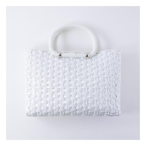 人気のラ メルヘン・テープバッグキットの新作です！使い勝手のいいサイズの横長のかごバッグにおしゃれなD型のハンドルをつけてみました！持ち手をいかに簡単に見栄えよくするかがポイントです。サイズ：約W25×H17cm（持ち手含まず）制作時間：約...