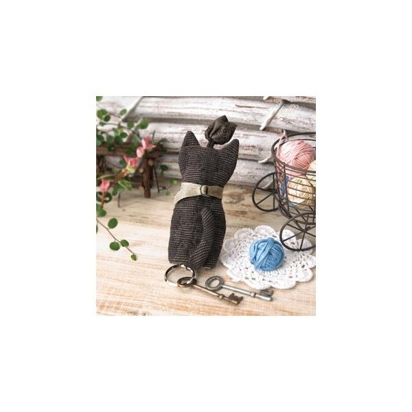 <出来上がり寸法>本体：約縦12cmx横5cm(本体)<キット内容>　布（3種）・キルト綿・キーリング・丸ひも（茶）・平ひも（生成）・リング（2ケ）・作り方説明書・実物大型紙<用意するもの>　縫い針・まち...