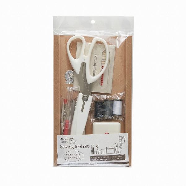 シンプルで使いやすい、ソーイングに必要な基本の道具セット。ソーイングセットそろえておきたい基本の道具が入ったソーイングセット。裁ちハサミ（18cm）、握りはさみ、リッパー、ひも通し、、糸通し、糸セット、針セット、オートメジャー（1ｍ）全8ア...