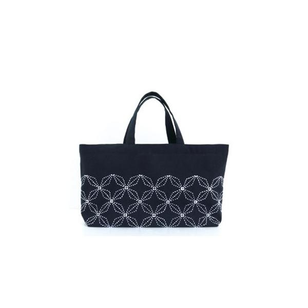 <出来上がり寸法>約縦22cm×横42cm×まち10cm<キット内容>No.4500刺し子布〈107〉紺（綿１００％）刺し子糸（細）〈800〉白（綿１００％）刺し子針、指ぬき、作り方説明書<備考>図案は布...