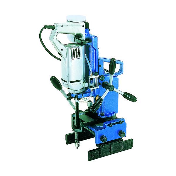 薄板・Cチャンネル・母屋・胴縁など、一般的な磁気ボール盤では固定が難しい部材の穴あけに特化した磁気穴あけ機「アトラミニエース AMT-18」。建築・鉄骨現場での穴あけ作業を、安全かつ効率的に行うための専用モデルです。AMT-18はバイス固定...