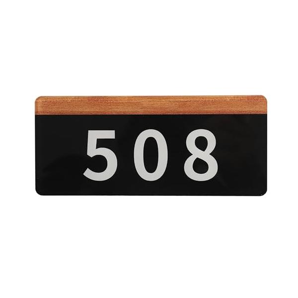 「商品情報」「主な仕様」落ち着いた雰囲気の黒を基調とし上部には木目調のアルファベットと数字の部屋番号プレートです。防水のプレキシガラス製、裏面シールです。サイズ：15cmx6.5cmx厚さ2.8mm