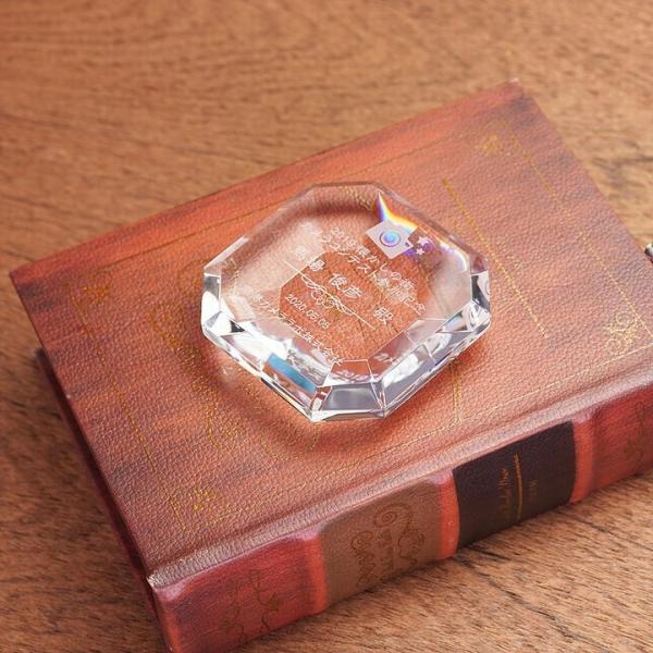 8角形をモチーフにしたカットが美しいペーパーウェイトです。会社記念 表彰 周年記念 退職記念 引き出物 出産祝い 卒業記念 還暦祝いにもどうぞ。低価格なので、ノベルティーなどの記念品に最適です。原材料    エコロジークリスタル用途    ...