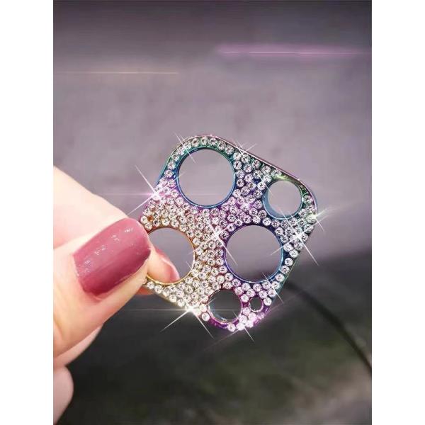 【送料無料（郵便発送）】◆特長　iPhone専用のカメラ保護フィルムです。　ラインストーン付きで、高級感があります。　これを付けるだけで華やかな印象になり、気分も上がります。　同時に、厚みがあることで、落下等の衝撃からガラスを保護してくれま...