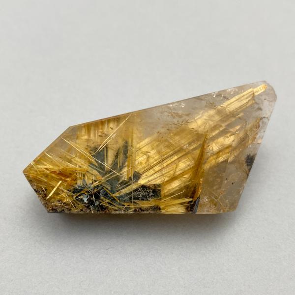 金針ルチルの中でも、特に針が太くしっかりとした「タイチンルチル」のラフカットが入荷しました！ギラギラとした存在感のある針がたくさん入り、金運・財運のエネルギーを一層高めてくれるでしょう。特に金運アップの意味で非常に人気が高く、金運アップの王...