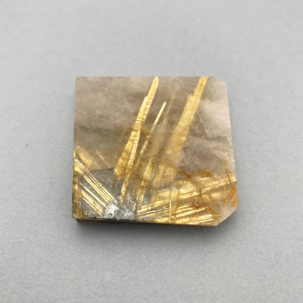 金針ルチルの中でも、特に針が太くしっかりとした「タイチンルチル」のラフカットが入荷しました！ギラギラとした存在感のある針がたくさん入り、金運・財運のエネルギーを一層高めてくれるでしょう。特に金運アップの意味で非常に人気が高く、金運アップの王...