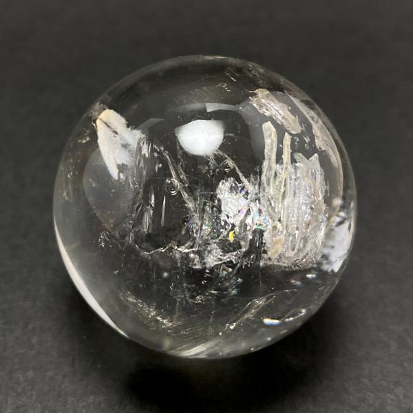 数万個に一個程度の確率でしか発見されないと言われいて極めて貴重な水晶です。今回は特に貴重な丸玉が入荷しました。動く気泡が4カ所も確認でき、うち2カ所はどなたでもしっかりとご覧いただけるかと思います。クラックが目立ちますが、透明感が強く、気泡...
