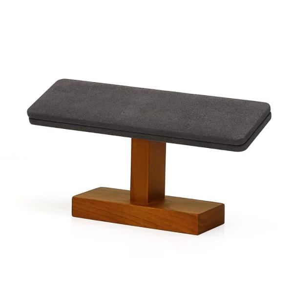 「サイズと素材」：幅20×奥行5×高さ10.5ｃｍ　クッション部分：スエード　土台部分：天然木　温かみのあるデザインが腕時計の素材を引き立てます。「おしゃれなスタンド」腕時計の美しさを引き立たせるシンプルで美しいデザインにこだわりました。腕...