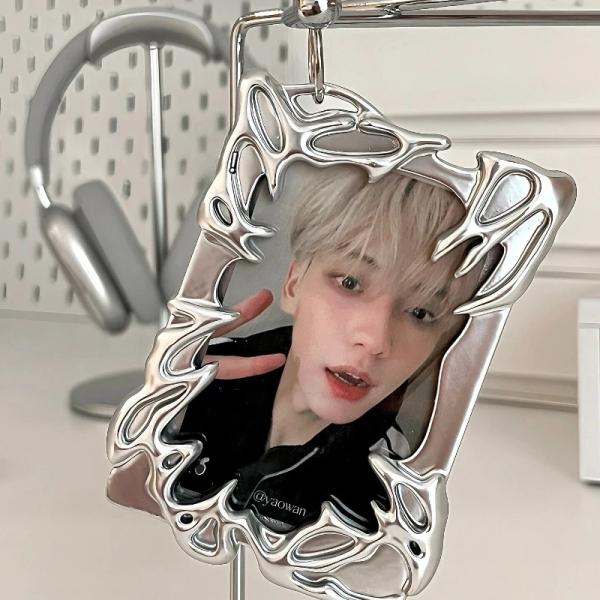 【カラー】シルバー【素材】プラスチック【サイズ】・75 mm × 105 mm・カード収納サイズ：54mmx86mm・重量：約50g※サイズは1cm〜3cmほど誤差がある場合があります。【注意事項】・商品の細部仕様は予告なく変更になる場合が...