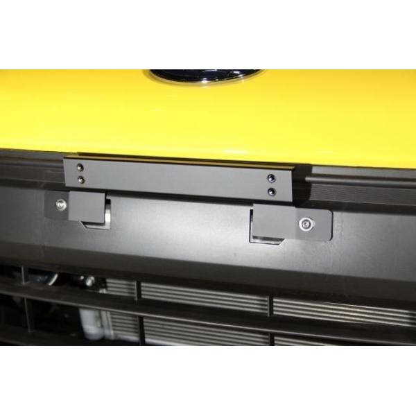 純正の台座を外してから直接バンパーに取り付けます。若干の傾きと、２段階の高さがあります。　　ＬＯＷで約２５ｍｍＵＰ　　ＨＩＧＨで約４０ｍｍＵＰアルミ製、黒塗装。※A〜D型は装着不可※限定モデルの車両は、取付確認をしていませんのでご了承下さい...