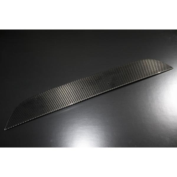 トランクガーニッシュへ両面テープで貼るだけです。　キズ防止、ドレスアップに最適です。　　ドライカーボン製　 クリア塗装済み。前期用、後期用、穴レスの３種類ありエンブレムの取付用の穴位置の違いです。穴レスには前後期はありません。※エンブレムは...