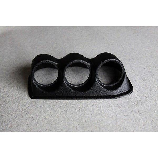 コルト全モデル　ＯＰトレイ付きは装着不可ＡＢＳ樹脂製　６０φ３連シボ肌（ザラザラ面）で写り込みを低減しています。取付は両面テープとタッピングネジでの取付です。※メーター線を通す穴開け等の加工は必要になります※メーター本体を差し込む際、きつ目...