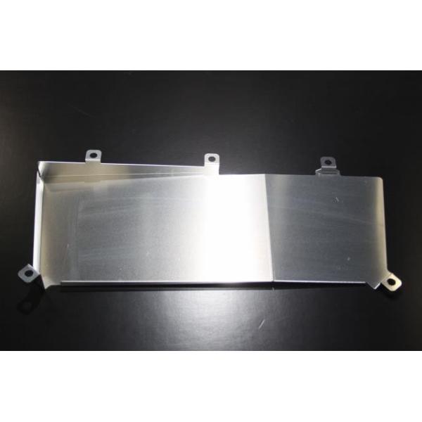 純正カバーに共締め　アルミ製少しでも雨水を逃がしてかつ、多少なりとエアは抜けるように設計したパネルです。雨水は、車体右側からなるべく影響の少ないところに落としています。パイプ、エキマニなどの劣化防止になります。※鏡面仕上げしてないので、擦り...