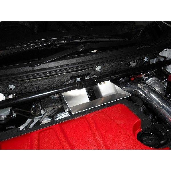 ターボのより効率的に風を当てるダクトです。　アルミ製です。　特に、開口部を大きくしたり、社外ダクト、社外ボンネット交換している場合は、エキマニに雨水があたり、割れやサビの原因になります。雨水対策にも有効的です。※タワーバーと共締めなりますの...