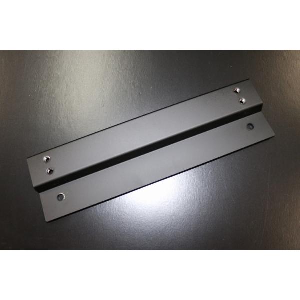 ＭＣ前用（２０式用）です　ナンバープレートを若干角度をつけて、上方向にオフセットします。アルミ製、黒塗装。純正位置より、約25ｍｍ　ｏｒ　40ｍｍ　アップまた、サーキット走行、オフ会などのときナンバープレートを外したときの見栄えアップやステ...