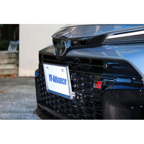 GRカローラ　ＭＣ後用です　（MC前用はたぶん装着可能、確認中）ナンバープレートを若干角度をつけて、上方向にオフセットします。アルミ製、黒塗装。純正位置より、約40ｍｍ　ｏｒ　55ｍｍ　の2段階アップ純正ナンバー台座を外しての装着になります...