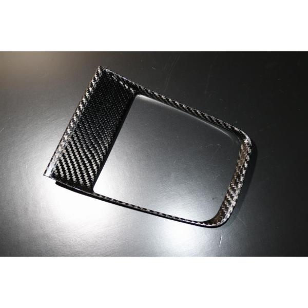 D型以降のVAG, VMG/VM4用のシフトパネルのカバーです。 両面テープで貼るだけです。 ドライカーボン製。 クリア塗装済み。レヴォーグは縁のメッキ部分S4は縁のブラック部分が見えます。※3枚目の画像は、センタースイッチカバーと同時装着...