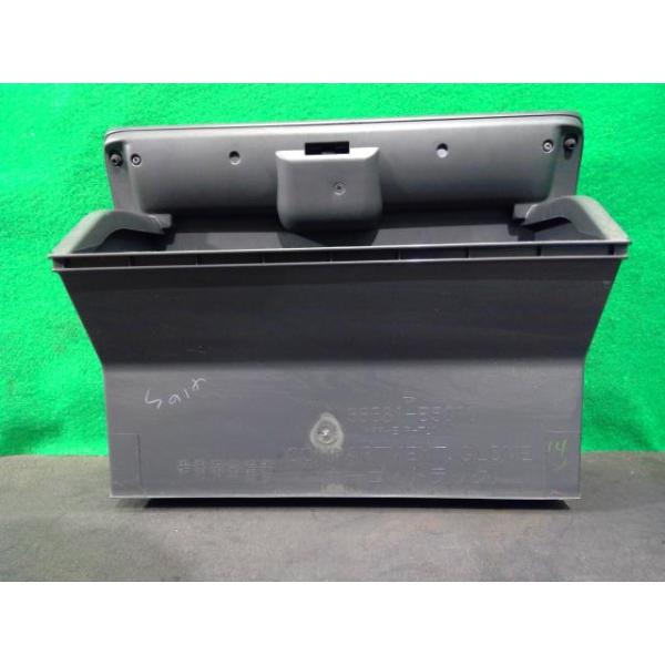 **** 商品説明を必ずご確認ください ****部品管理番号：000071104470210メーカー純正品番：55550-B5010-B0部品名：グローブBOX部品区分：リサイクル品車名：ハイゼット車両タイプ名：ケイトラック通称型式：S21...