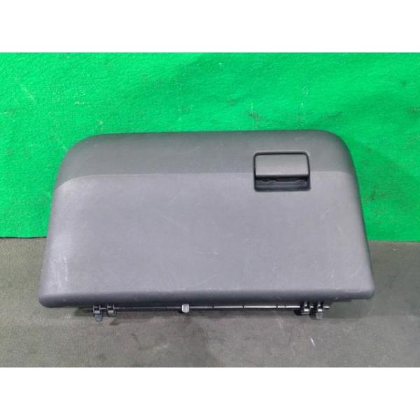 **** 商品説明を必ずご確認ください ****部品管理番号：000080601470210メーカー純正品番：55550-52330-C0部品名：グローブBOXメーカー代替品番：55550-52340-C0部品区分：リサイクル品車名：アクア...