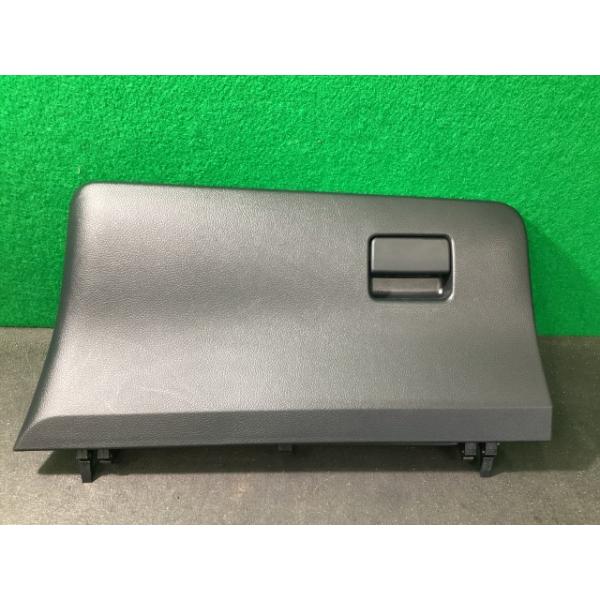 **** 商品説明を必ずご確認ください ****部品管理番号：000099024770210メーカー純正品番：55550-52280-C0部品名：グローブBOX部品区分：リサイクル品車名：ヴィッツ車両タイプ名：5ドアハッチバック通称型式：N...