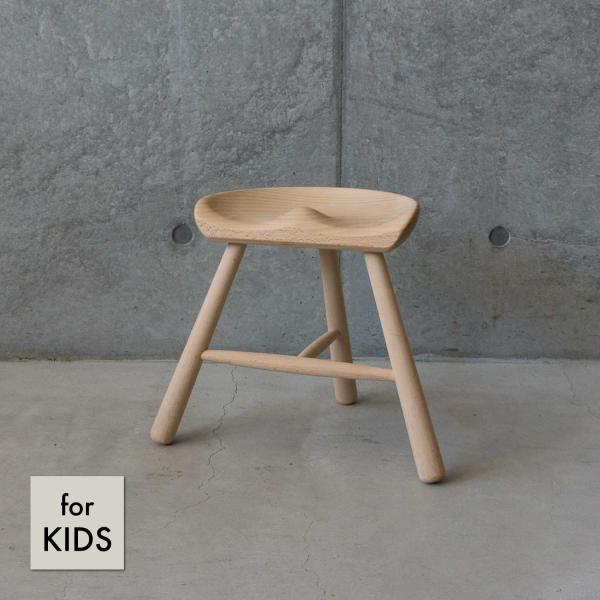 人気のシューメーカーチェアにキッズチェアが登場。フォルムはそのままに、サイズが小さくなったチェアは、置いておくだけでもかわいいです。ご自宅用だけではなく、ギフトでもいかがでしょうか。座面の形状が印象的なこの3本脚のスツールの歴史は15世紀に...