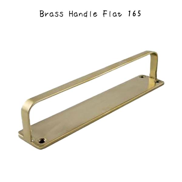 Brass Handle Flat 165＜商品説明＞レトロな雰囲気のシンプルなドアハンドル。使い込むほどに味わいが深まる真鍮の素材感を楽しめます。＜商品詳細＞■サイズ：（約）幅165×奥行30×高さ30mm■材質：真鍮■付属品：真鍮マイナ...