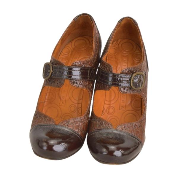 [中古：(下)　ランク：4/10]　靴裏に汚れ、左踵にキズ、ヒールにすり減りがあり、全体的に使用感のある状態です。