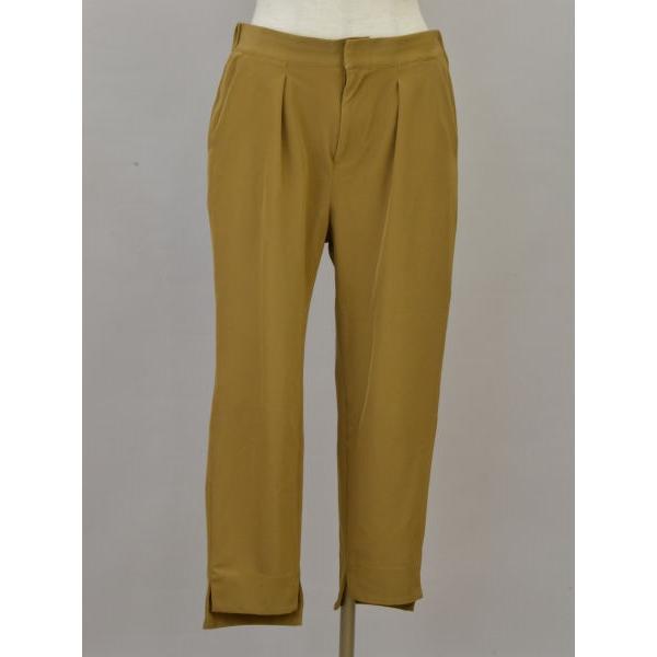 [中古：(中)　ランク：5/10]　前太ももや裾に数か所ほつれ、左ひざに小さなシミがあり、使用感のある状態です。