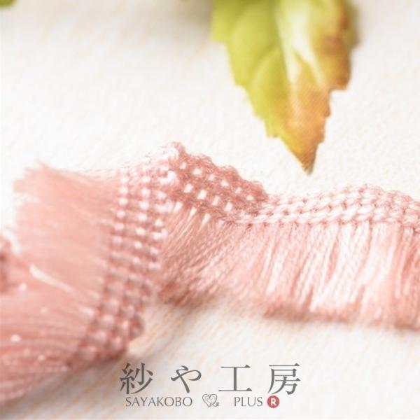 お洋服やバッグ、雑貨、布小物などの手芸やお裁縫はもちろん！異素材アクセやフリンジピアスなどハンドメイドアクセサリーにも大活躍！特にオススメしたいのは、フリンジテープをくるくる巻いて上部をカシメやヒモ・レース留め、釣り鐘パーツなどの金具で留め...