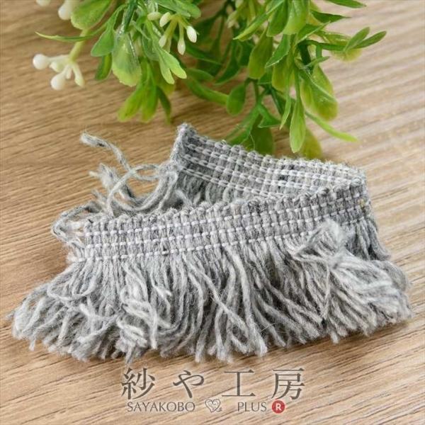 フリンジレースの秋冬用の新作！ふわふわのニットのような素材のフリンジのリボン♪お洋服やバッグ、雑貨、布小物などの手芸やお裁縫はもちろんのこと、フリンジピアスなどハンドメイドアクセサリーにも大活躍！フリンジテープをくるくる巻いて上部をカシメや...