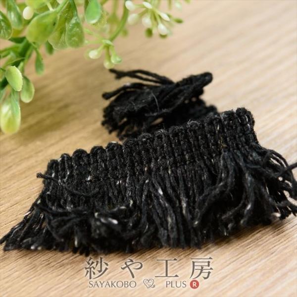 フリンジレースの秋冬用の新作！ふわふわのニットのような素材のフリンジのリボン♪お洋服やバッグ、雑貨、布小物などの手芸やお裁縫はもちろんのこと、フリンジピアスなどハンドメイドアクセサリーにも大活躍！フリンジテープをくるくる巻いて上部をカシメや...