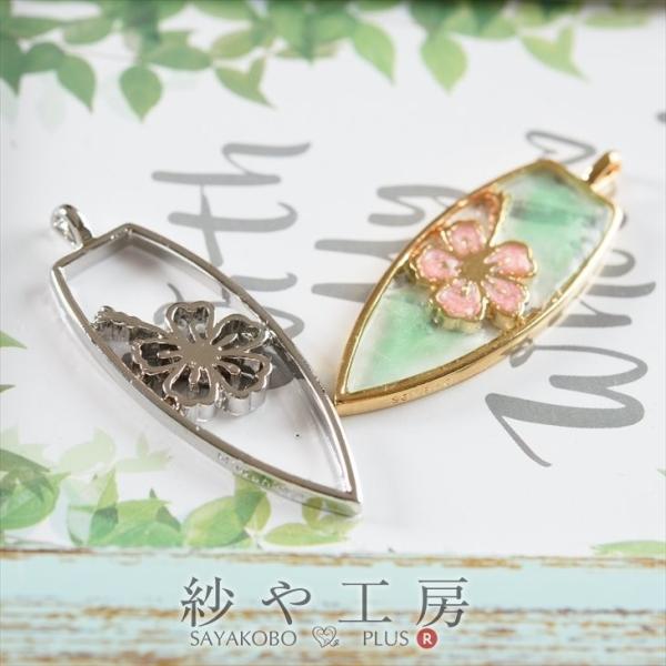 サーフボードのフレームの中にハイビスカスのモチーフがある紗や工房オリジナルレジン空枠です。フレームの側面に彫られているメッセージは『Hiwahiwa』”最愛の”という意味のハワイ語です。D型の大き目のカン付きです。【内容詳細】レジン枠 サー...