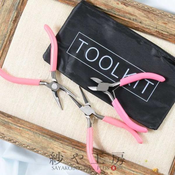 【アクセサリー作りには欠かせない工具がついに発売！】これから始めよう!という初心者さんに、まず揃えていただきたい工具「平ヤットコ」「丸ヤットコ」「ニッパー」の３種類がセットになっています！また、工具を保管しておくオシャレなポーチ付き♪【内容...