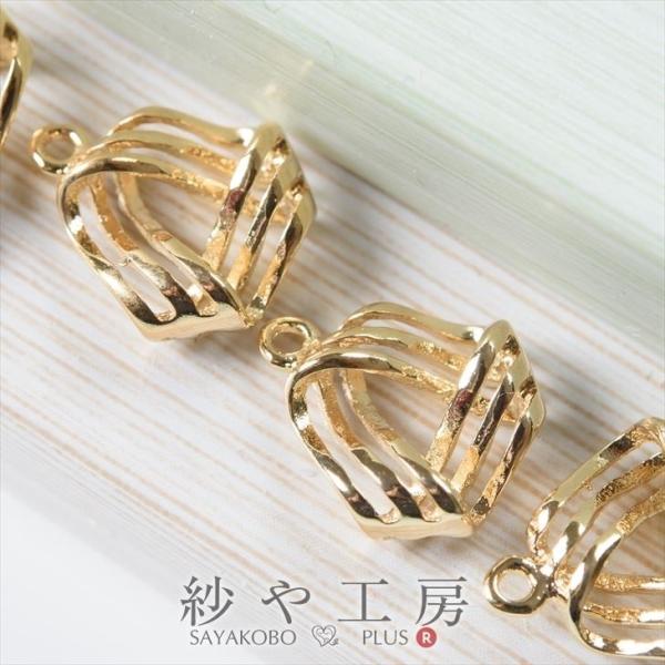 3本ラインのねじりチャームです。【内容詳細】チャーム 3本ラインのねじりチャーム  12mm ゴールド 4個  約1.2cm 【サイズ】約12×10.6mm(カン含む) カン内径:1mm【カラー】ゴールド【素材】真鍮【関連キーワード】ゴール...