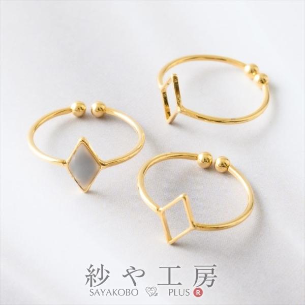 フレーム付きリングパーツ♪フレーム部分にお好きなストーンやパールを貼り付けるだけで簡単にかわいい指輪が作れます！もちろんホログラム等を使ってレジン作品を作るのにもピッタリ！紗や工房のパーツは商用利用が可能です♪ぜひ素敵なアクセサリーに加工し...