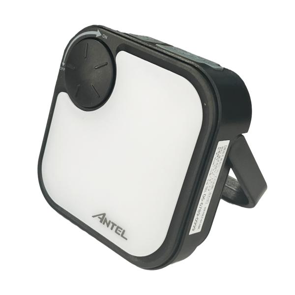 【ソーラーパネル搭載】背面にソーラーパネルを搭載。緊急時の明かり確保に役立ちます。【モバイルバッテリー代わりに】明かりとして使用出来るだけではなく、給電も可能な為、モバイルバッテリーとしてもお使いいただけます。【引っかけフックでより使いやす...