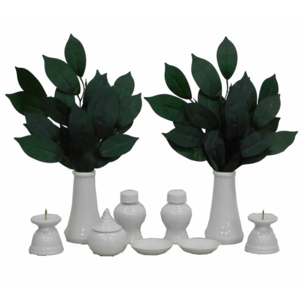 すとう神具セット小11点一番小さな神具セットです。榊も付いてすぐに始められるセットです。お札立てや、ミニ神棚等に丁度の大きさです。材質　神具：陶器（色：白）　　　榊：化繊造花・針金サイズ・数量榊立3.0（高さ9.7cm×直径5.2cm）2本...