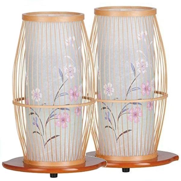 大きさ高さ30.5cm×幅20cm×奥行16cm色・模様【色】白・うすい茶色【模様】花模様白木の竹の曲線の中に花模様が映る提灯となっております。和風な形で上品な雰囲気を醸し出します。今ならPC丸台直径18.9cm（花瓶用）付。価格は2個のも...