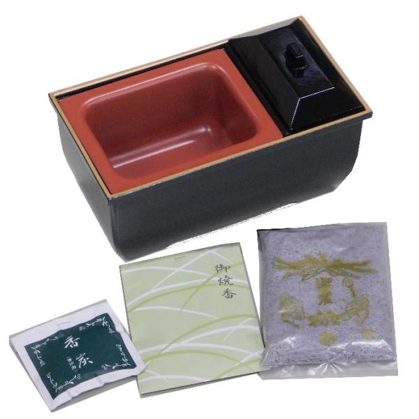 お焼香用の香炉です。お焼香をしない時は、お線香を立てることもできます。それに香炉灰・御焼香・香炭がセットになっています。●使用方法　1.香炉の金属の部分に香炉灰を入れる　2.お焼香は蓋のある中に入れる　3.お詣りが前に炭を半分にして灰に置く...