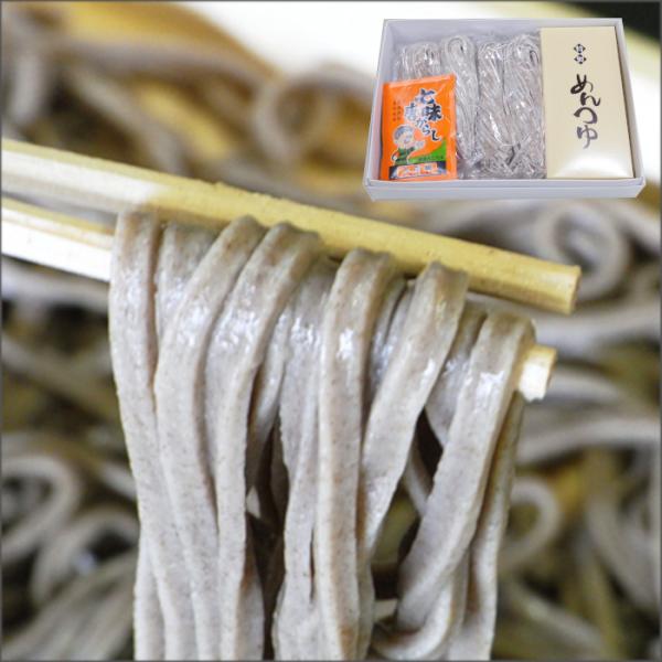 山形の極太蕎麦山形県は蕎麦の消費量全国トップクラスです。中でも黒々としてかなり太い田舎蕎麦が多くの店で提供されています。太い為に噛み応えがあり、蕎麦本来の味と香りが堪能できます。是非一度ご賞味下さい。箱入りになっていますので、贈答用としても...